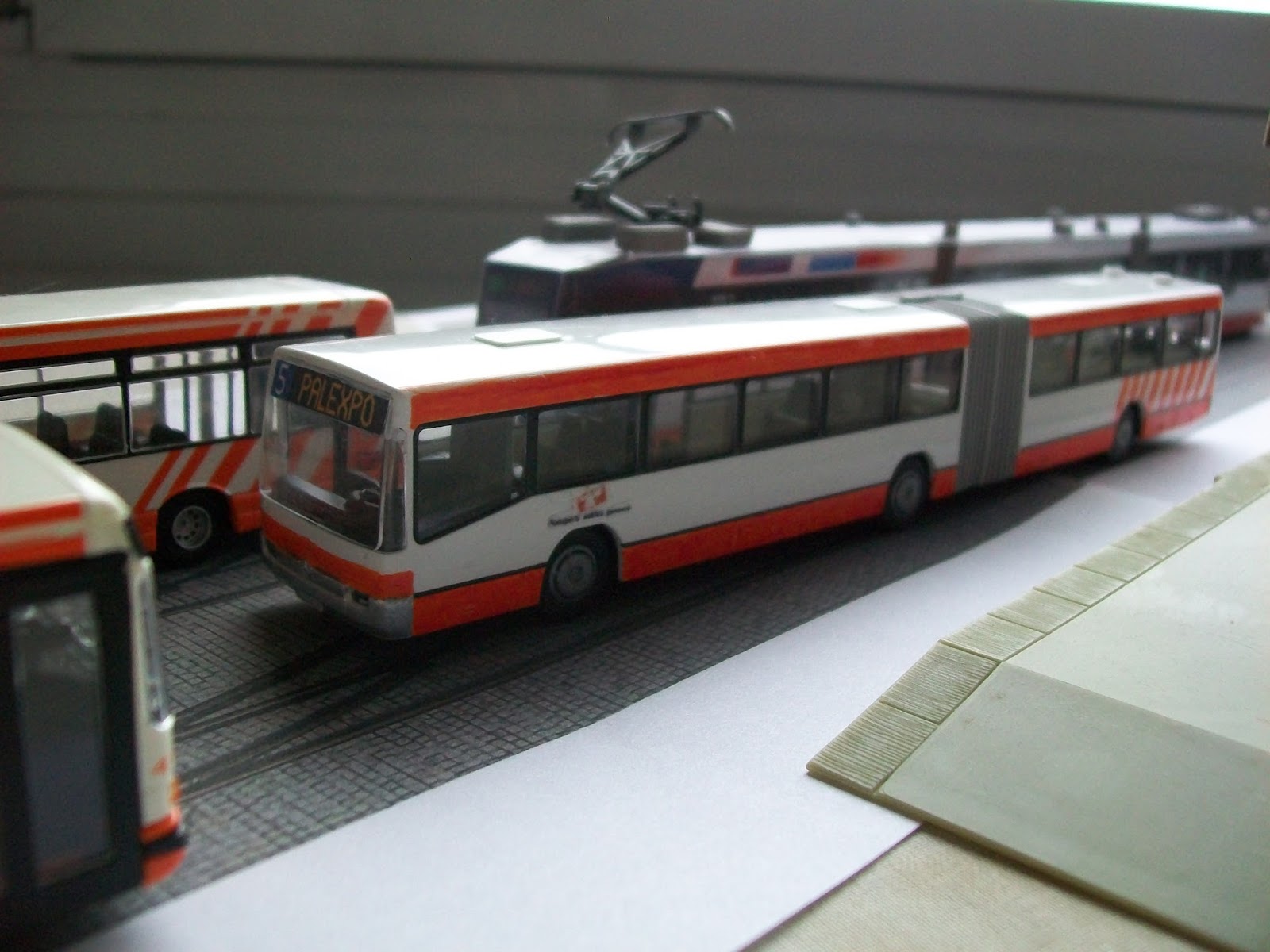 busamoi: Autobus Aperçu MB O305G, Renault R312, Tramway TPG Genève