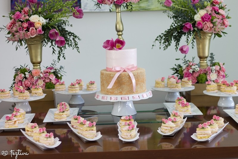 19 mesas de dulces de color rosa