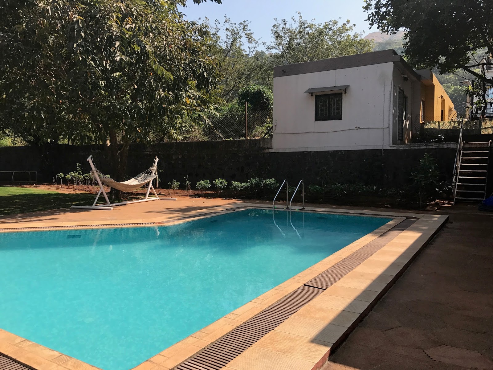 Doshi House at Khandala: Swimming Pool and Lawn