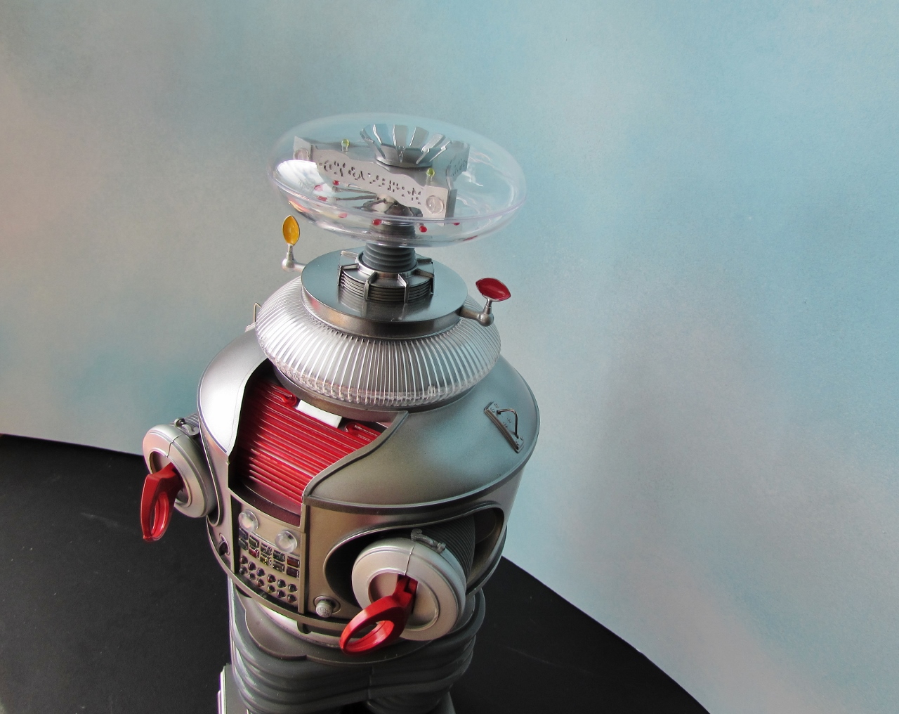 Moebius Models 1/6th Robot B9 from Lost in Space TV show - Ready for ...