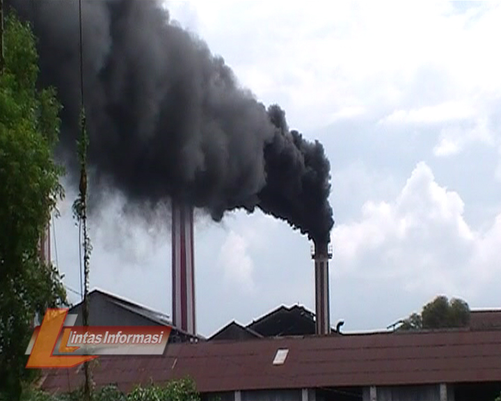 MADIUN - ASAP TERLALU PEKAT, KLH BAKAL TEGUR PABRIK GULA | LINTAS-INFORMASI