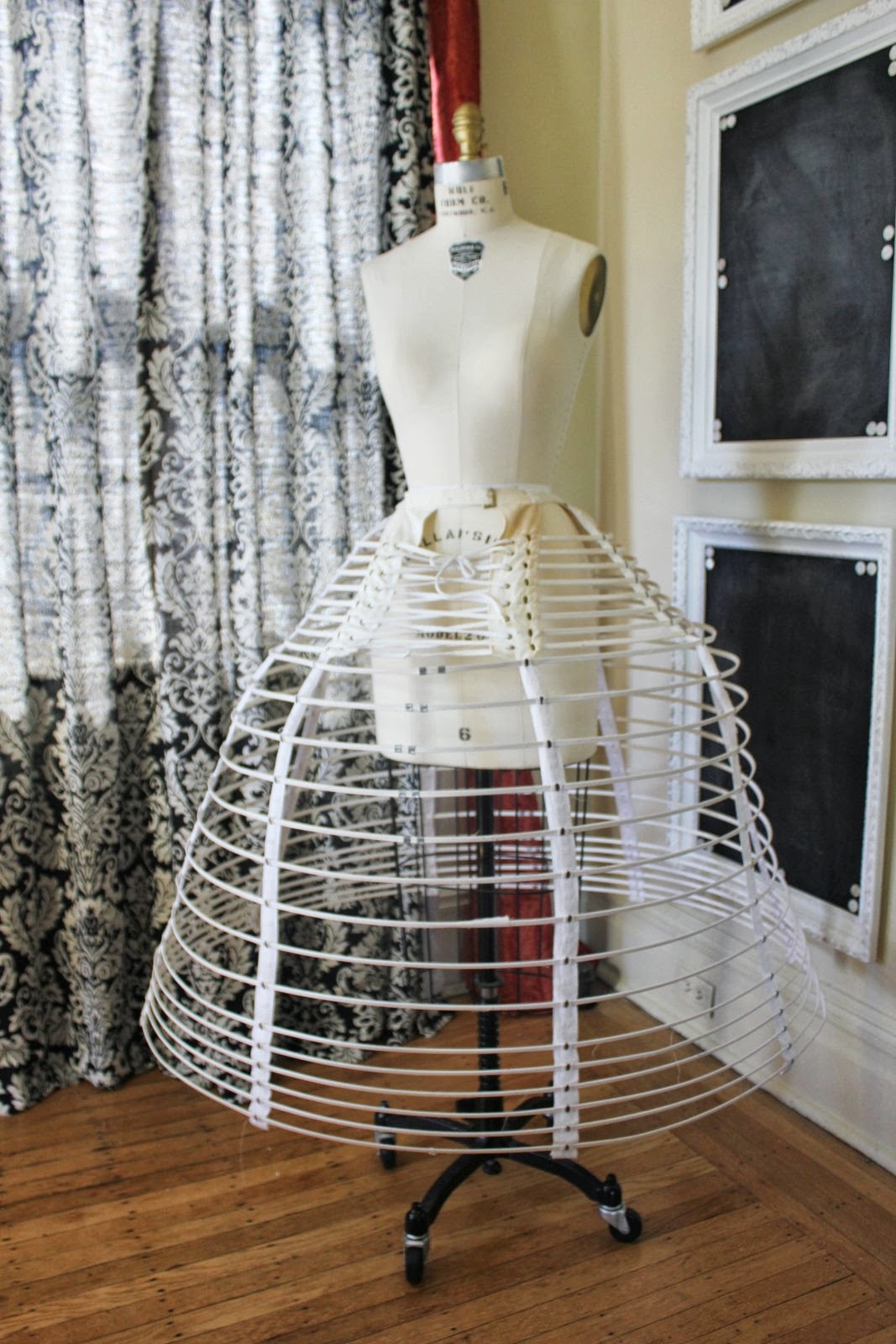 Couture Historique: Hoops!