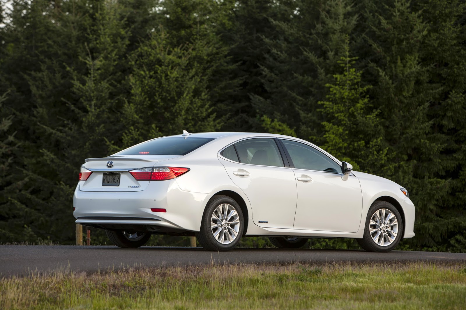 How The Lexus ES 300h Isn't Just A Re-Badged Toyota Avalon Hybrid