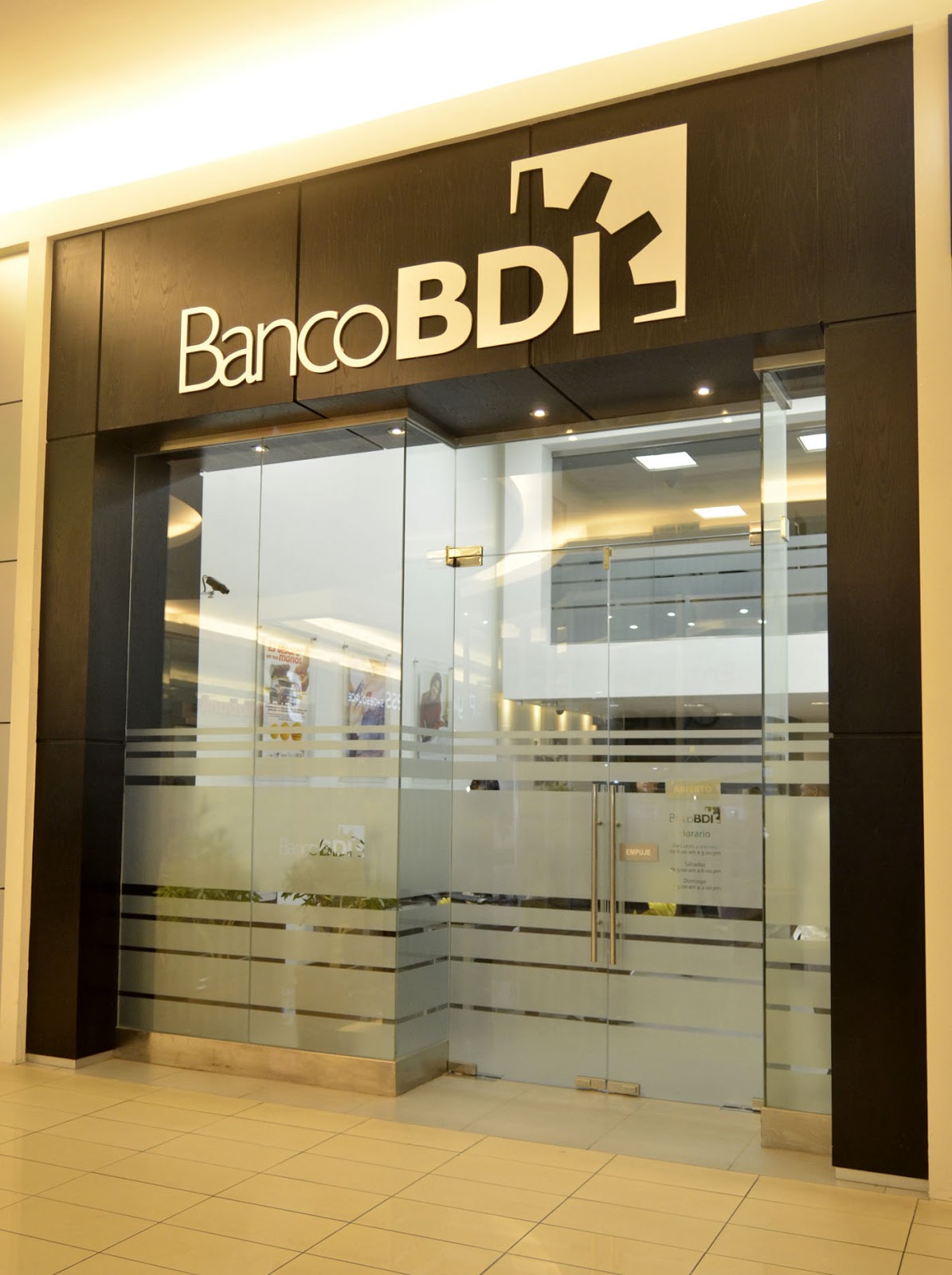 Las Sociales y Espectaculos: BANCO BDI INAUGURA y BENDICE SUCURSAL EN AGORA MALL