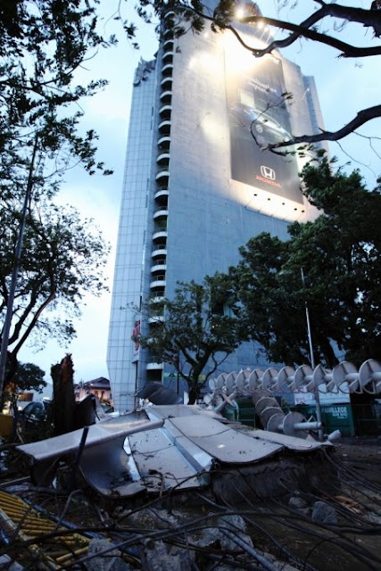 Gostan Sikit: Umno building concrete and antenna crash - Macalister Road