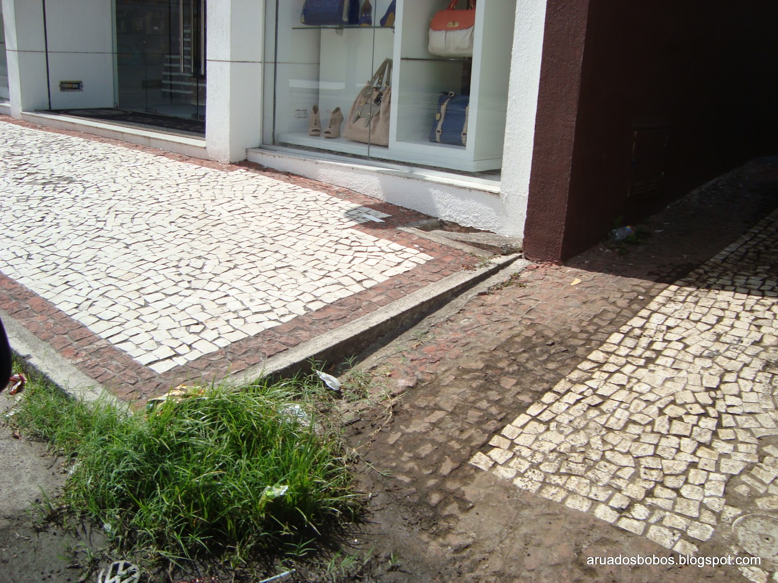 A Rua dos Bobos: Dicas para estacionar sobre a calçada.