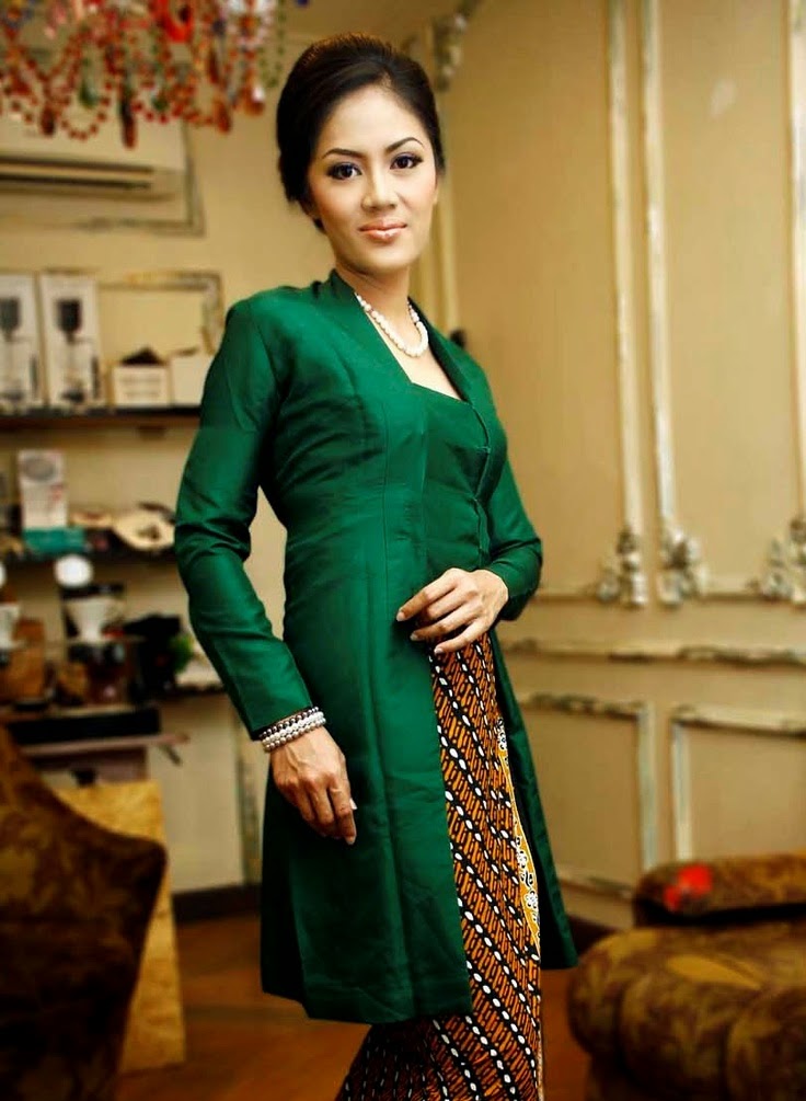 kebaya modern simple elegan | Busana batik, Gaun batik, Model pakaian
