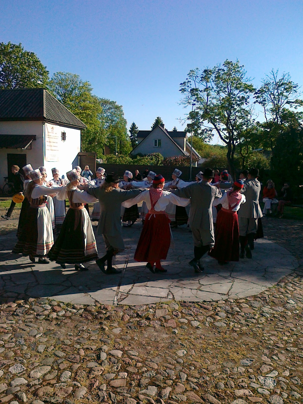 KÄRLA RAHVAMAJA: Maakad linnas