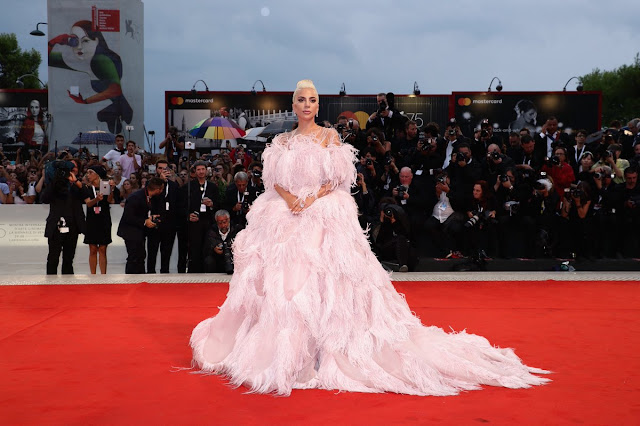 Lady Gaga Shocks Crowd At Film Premiere! | The Gossip Factory Lady Gaga Shocks Crowd At Film Premiere! | The Gossip Factory