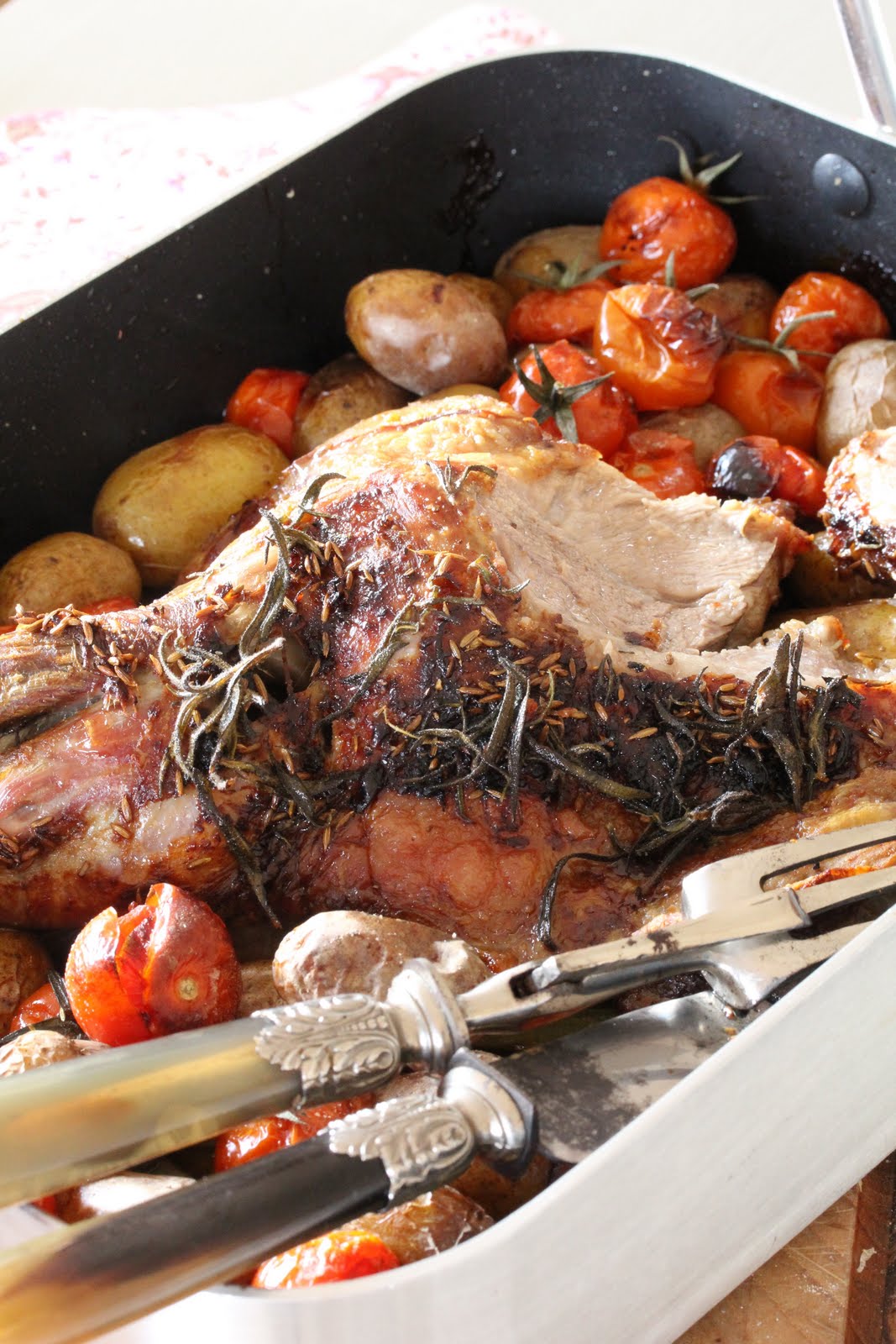 Gigot d'agneau au four aux tomates cerises et fenouil confit / On dine ...