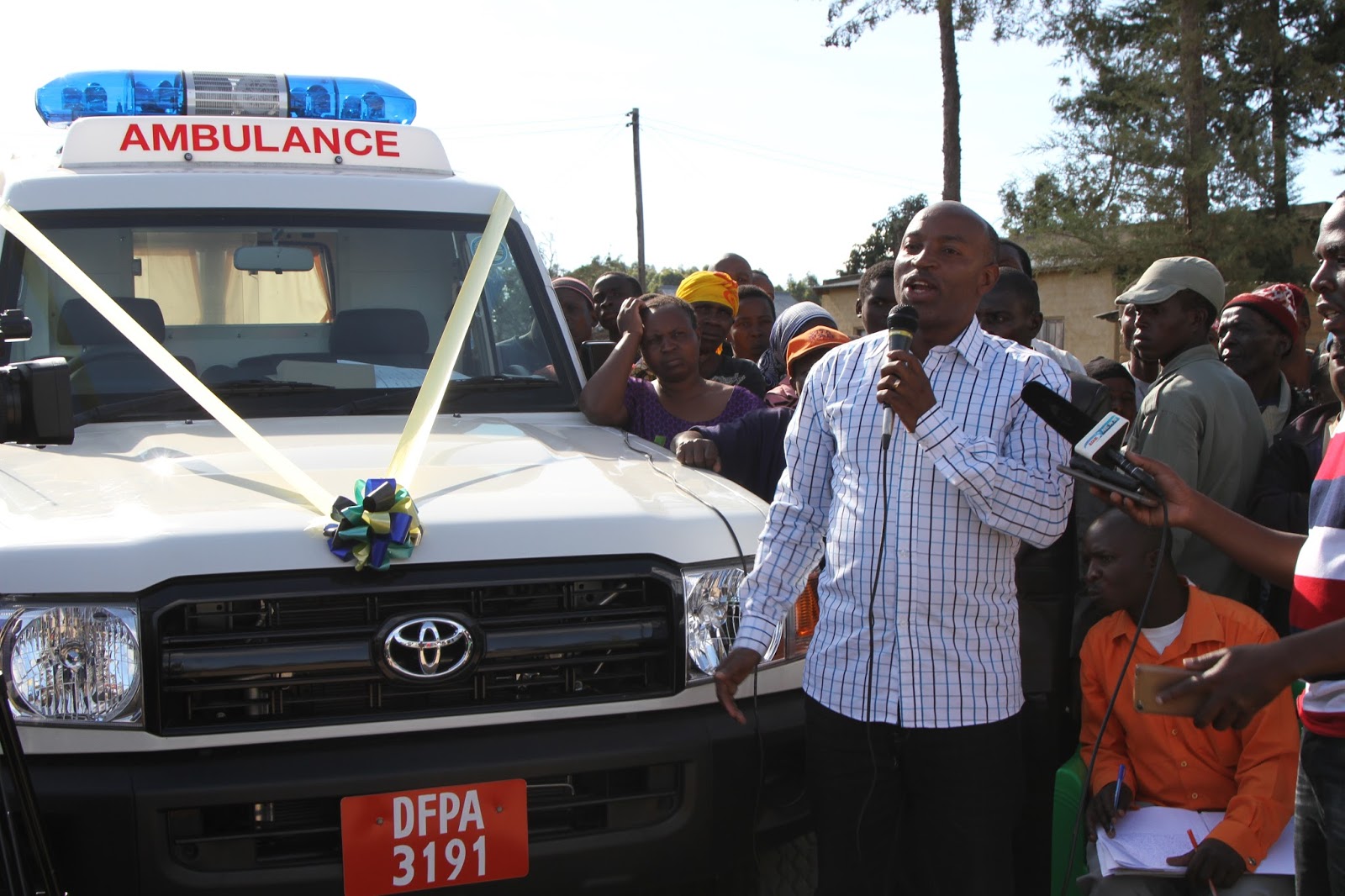 MBUNGE CHUMI AKABIDHI GARI LA KUBEBEA WAGONJWA.