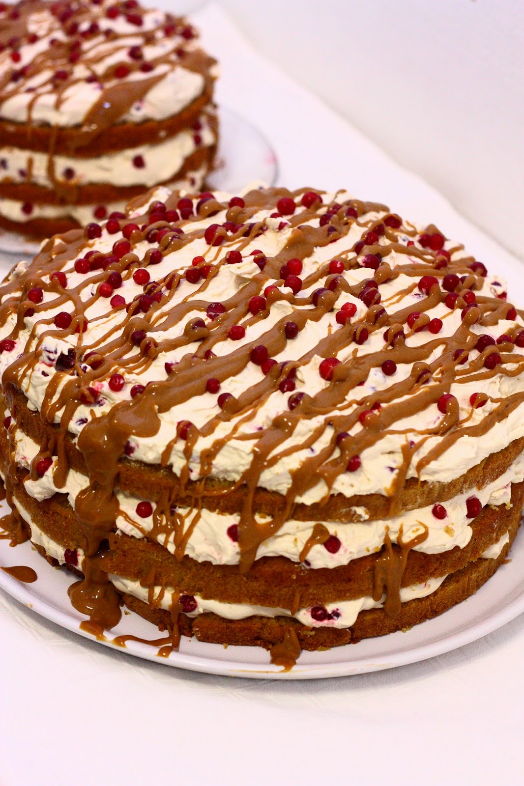 Suklaapossu: Herkullinen puolukka-kinuskikakku valkosuklaisella pohjalla