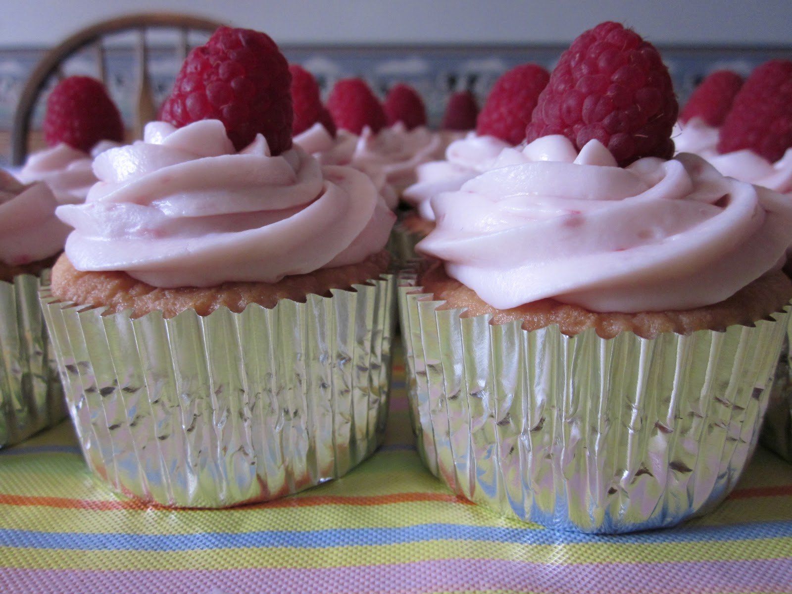 Om nom nom !: White Chocolate Raspberry Cupcakes