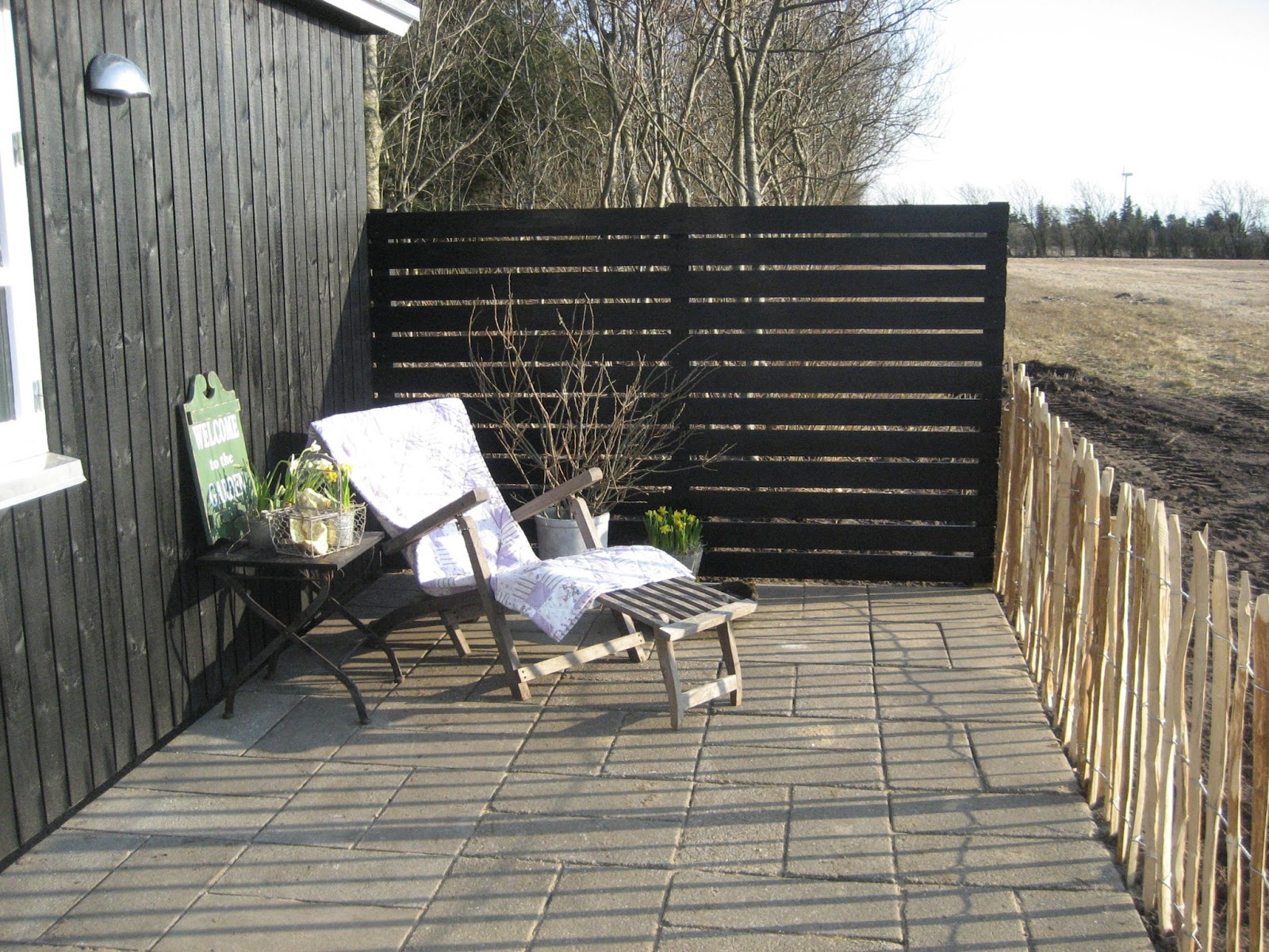 Fru Pedersens have: Stakit ved skurvognen.