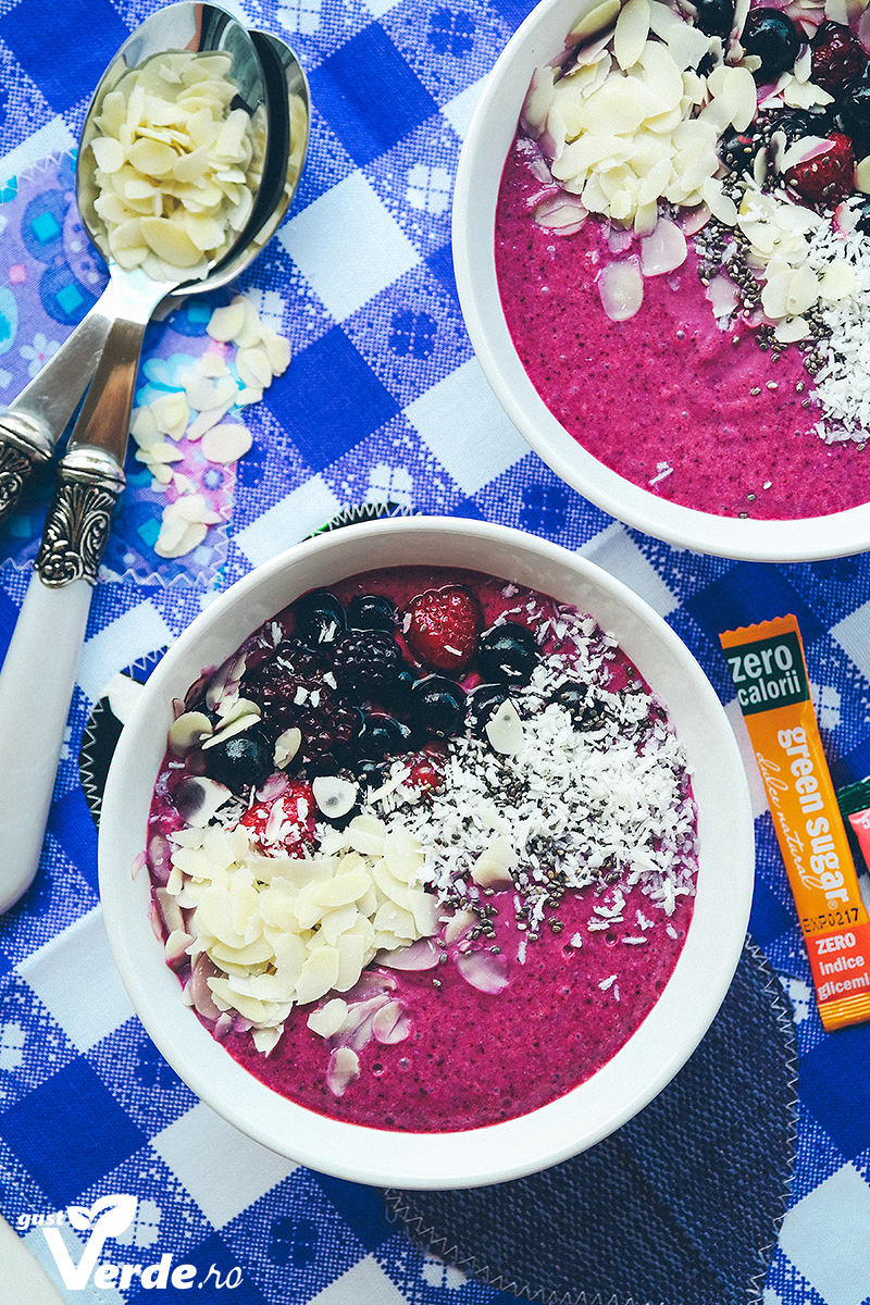 Mic dejun colorat cu fructe de padure - Secretele Ramonei®