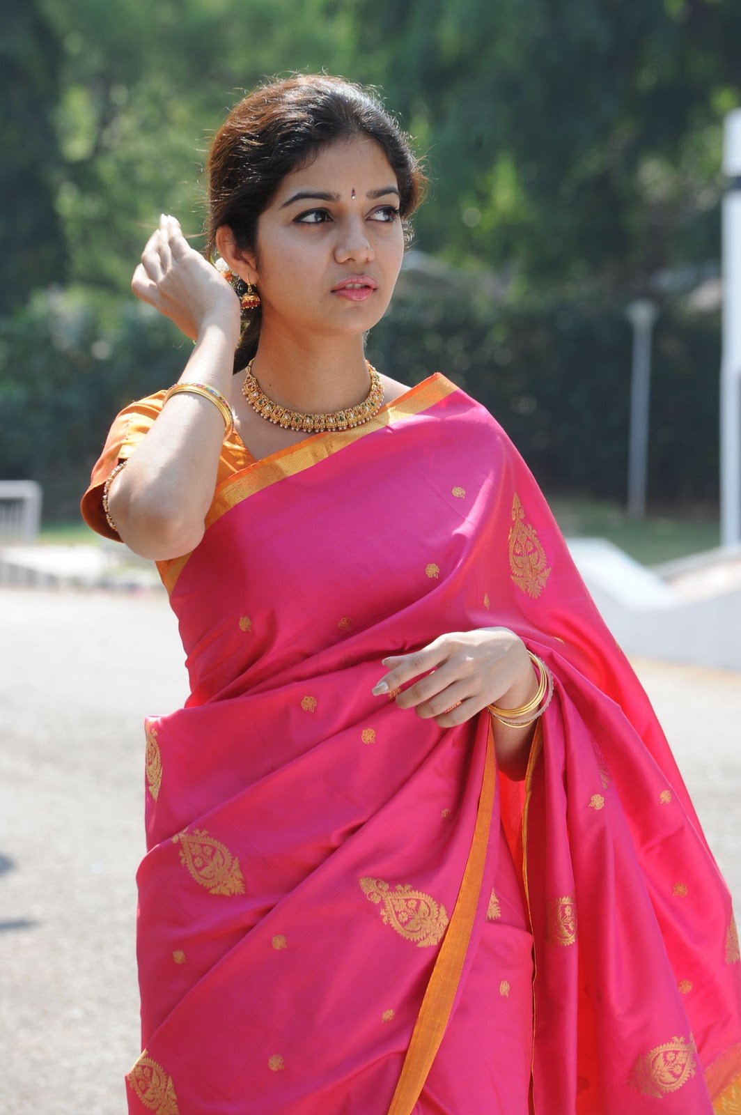 swathi cute in saree photo shoot stills, Swathi Telugu actress masala ...