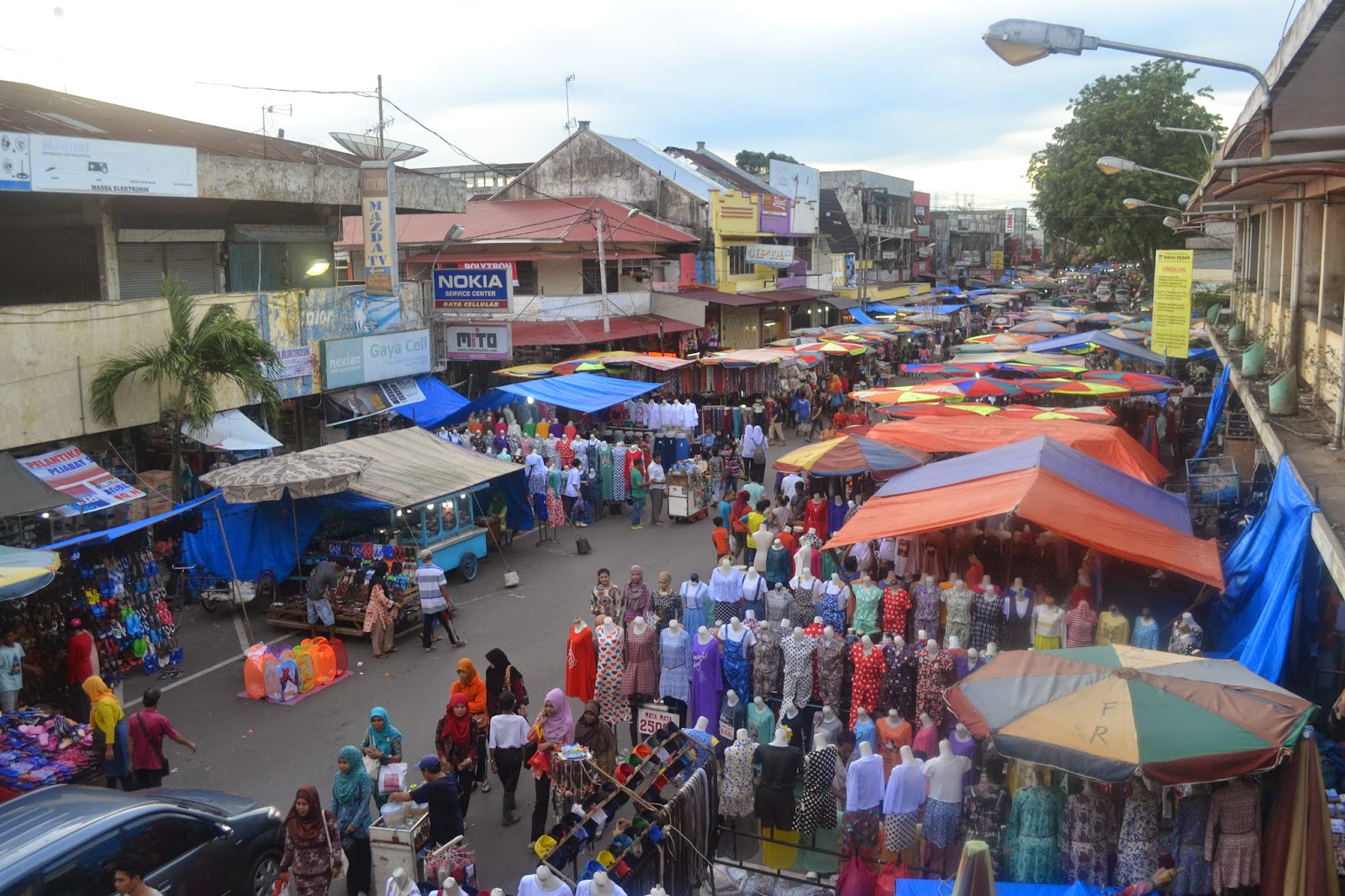 DESAIN KOMUNIKASI VISUAL UNIVERSITAS NEGERI PADANG: POTRET PASAR RAYA