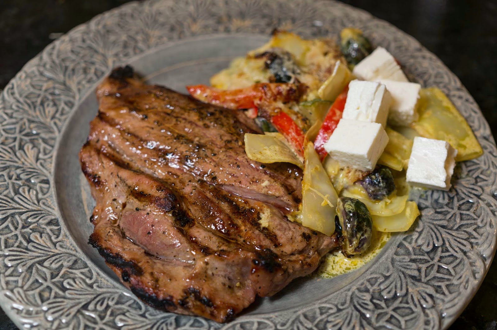 Grönsaksgratäng med grillad rapsgris