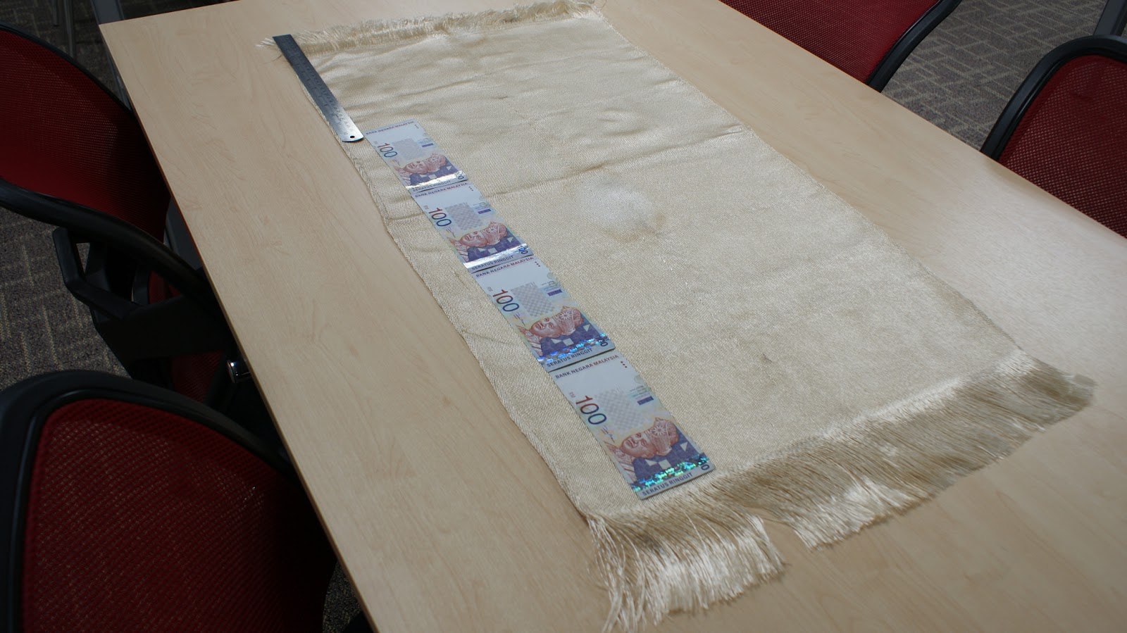 Alfero Permata: Kain Cindai Emas Kalis Api