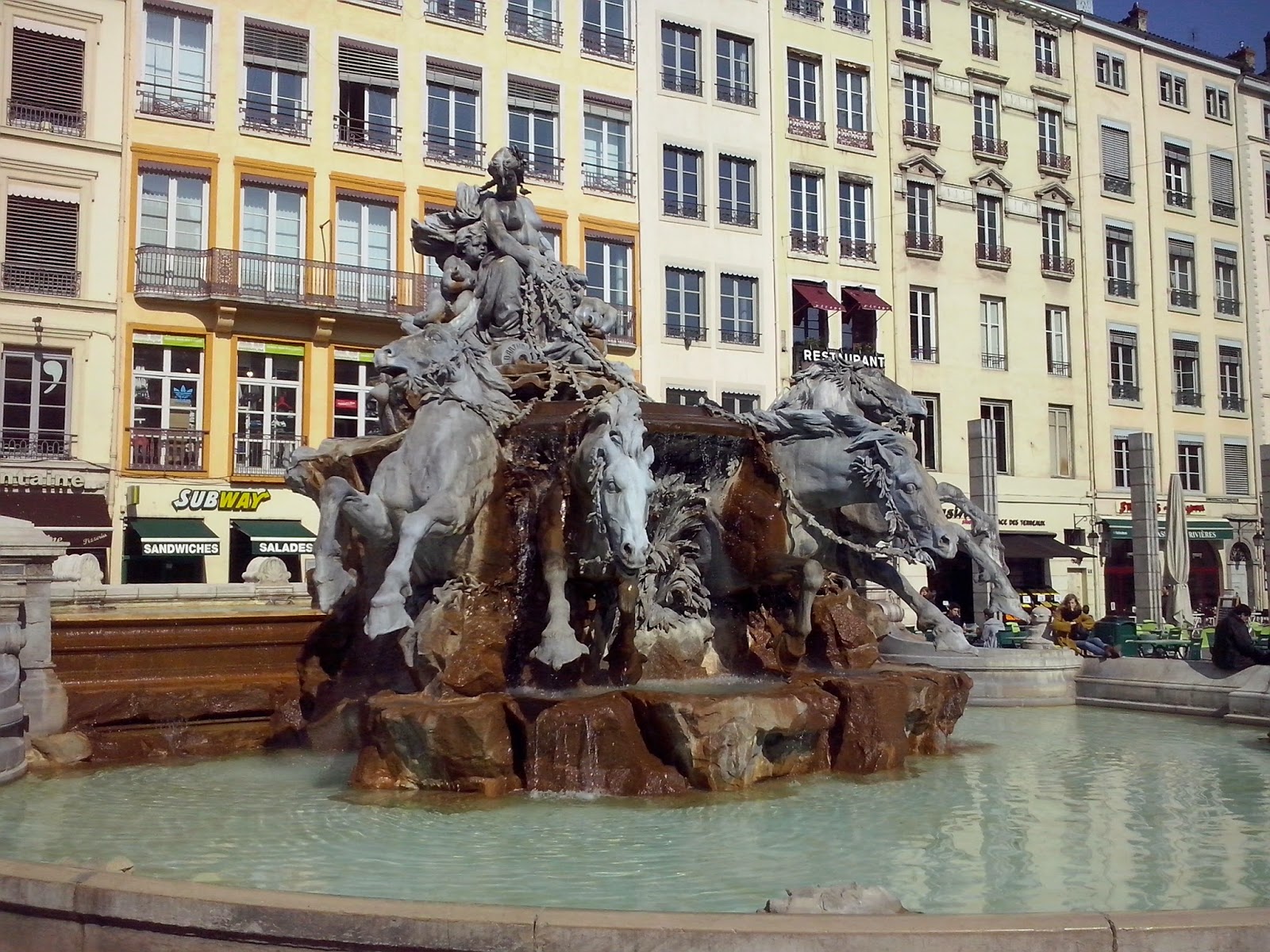 A NOUS LYON ET SES ALENTOURS: Fontaine Bartholdi Place des Terreaux ...
