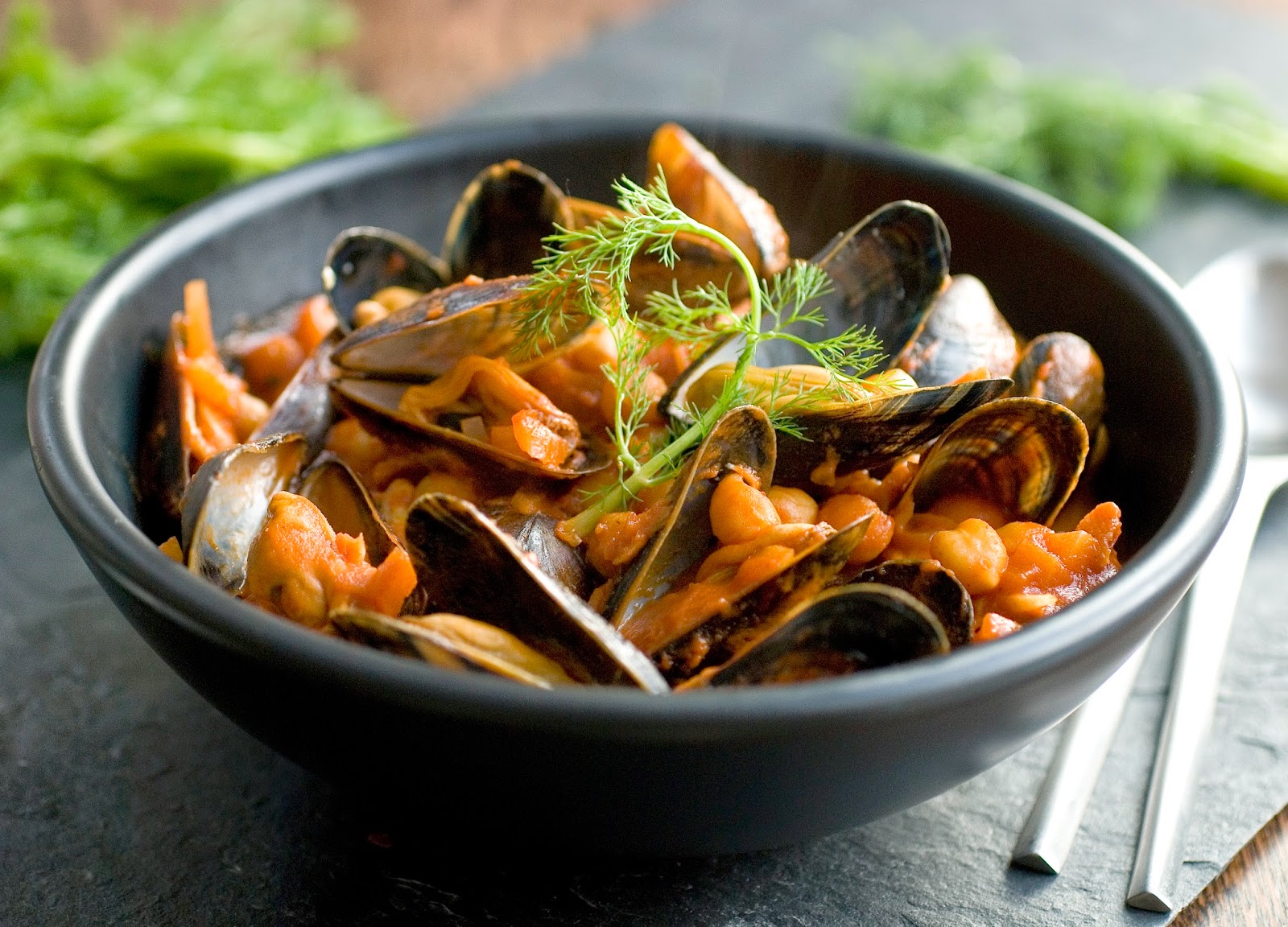 Louises køkken: Muslinger i fed tomatsauce og kikærter