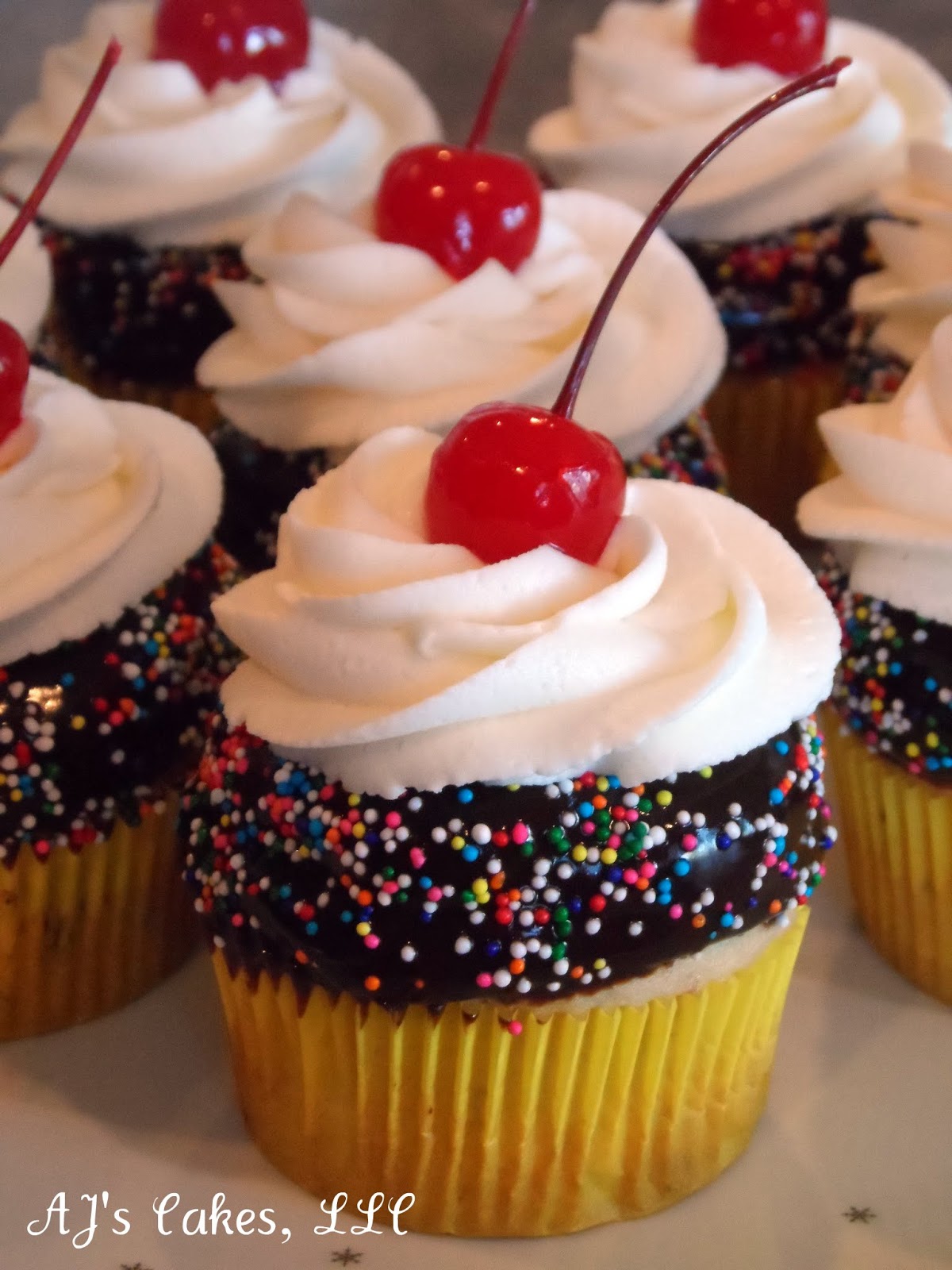 AJ's Cakes: Banana Split Cupcakes!