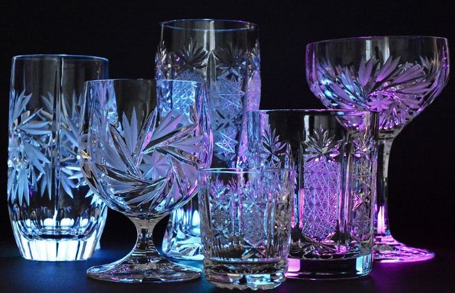 PENGGUNAAN KACA DAN SERAMIK:)