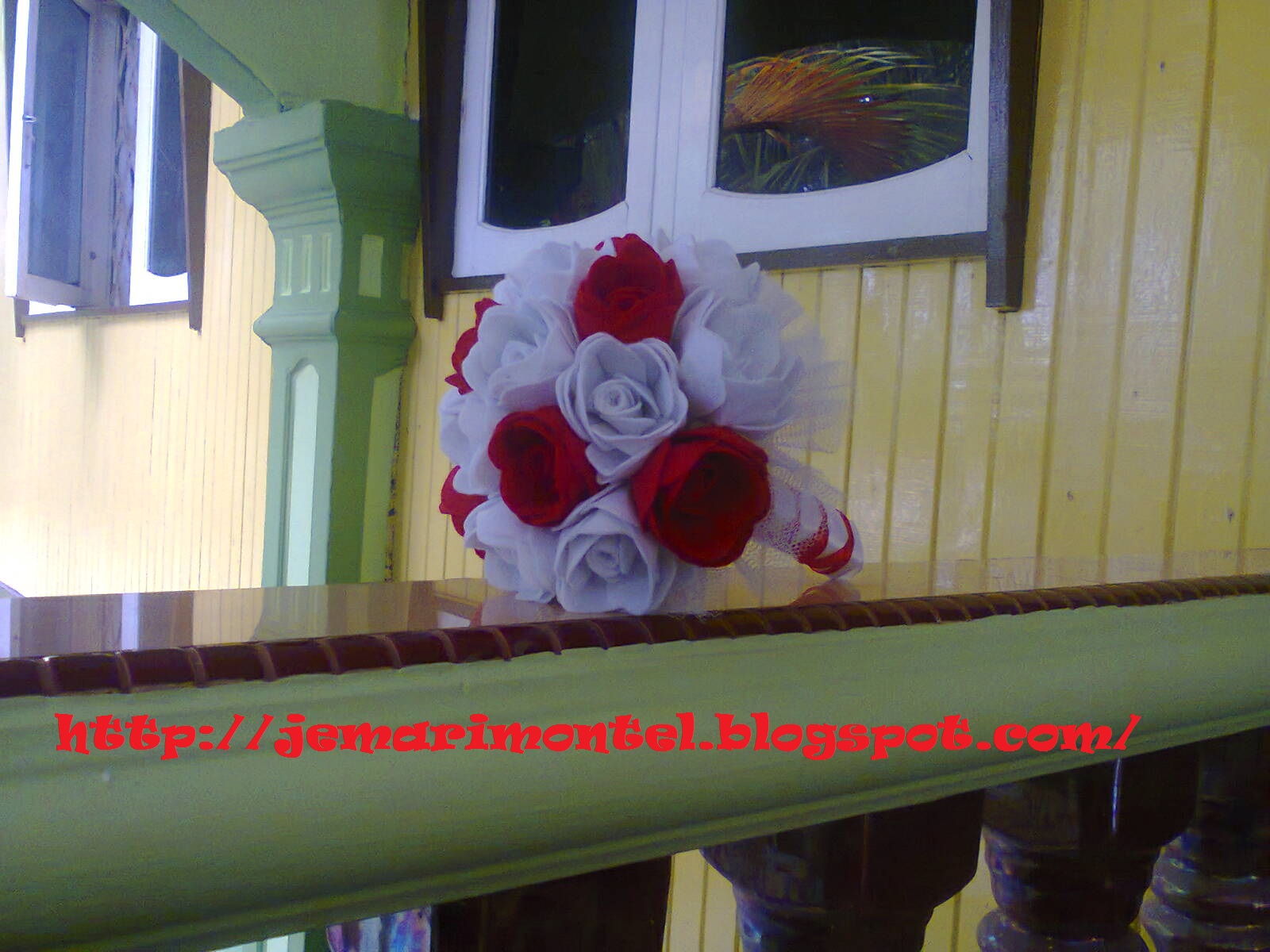 Bunga Tangan Cekmin Nimsay: Felt Roses Hand Bouquet (White and Red)