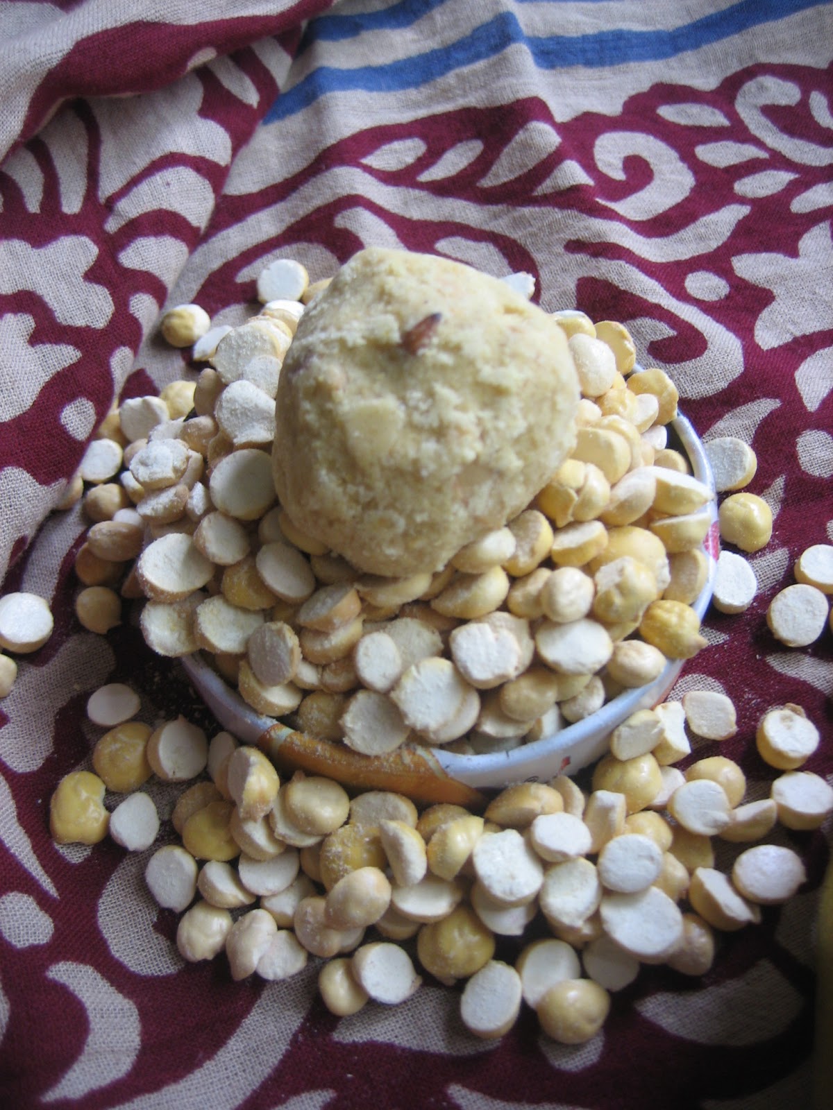 Spicy Foood: Maaladoo/Pottu kadala ladoo/Roasted gram ladoos