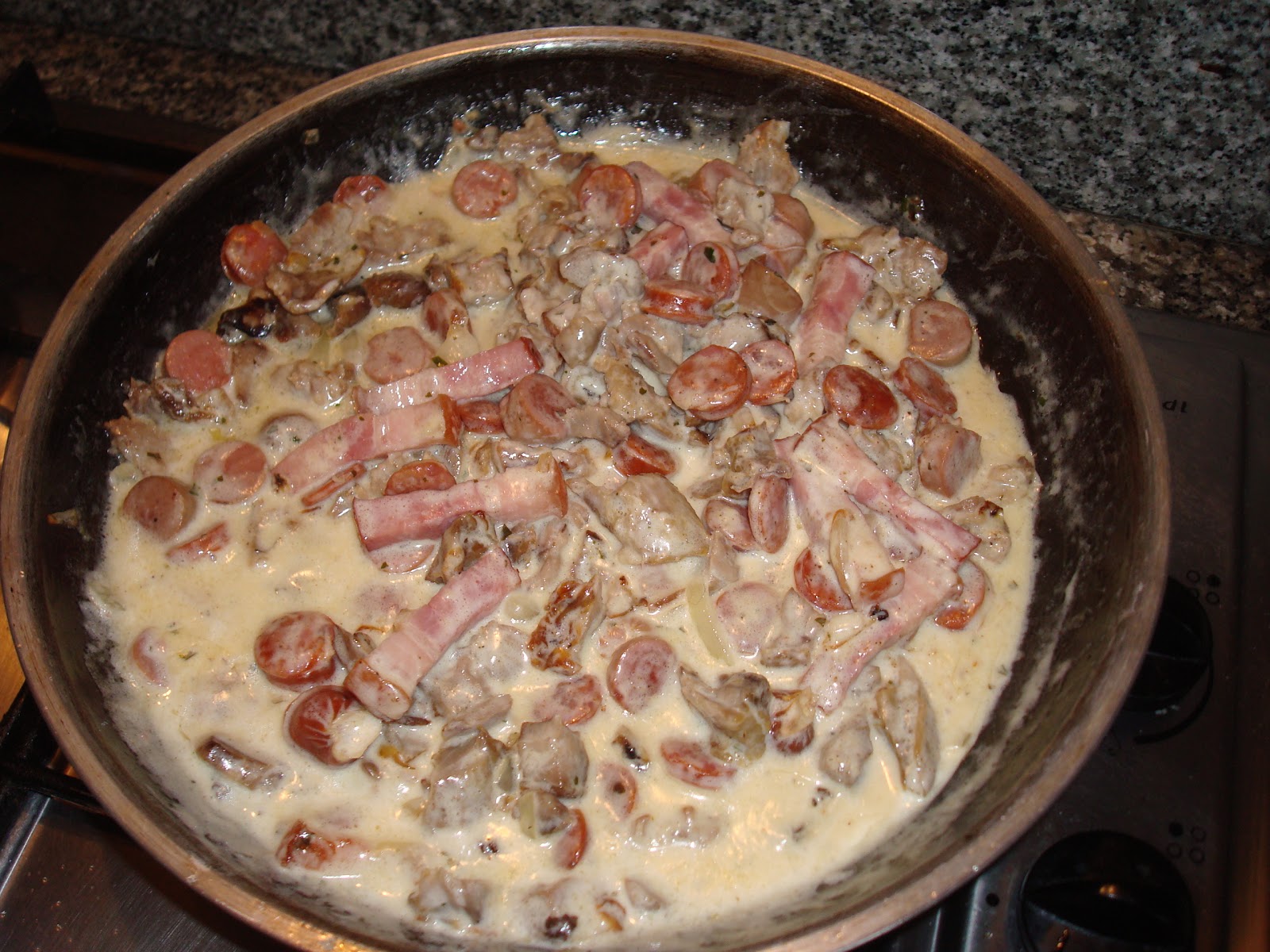 Faca e garfo: Massa com todos e molho de natas