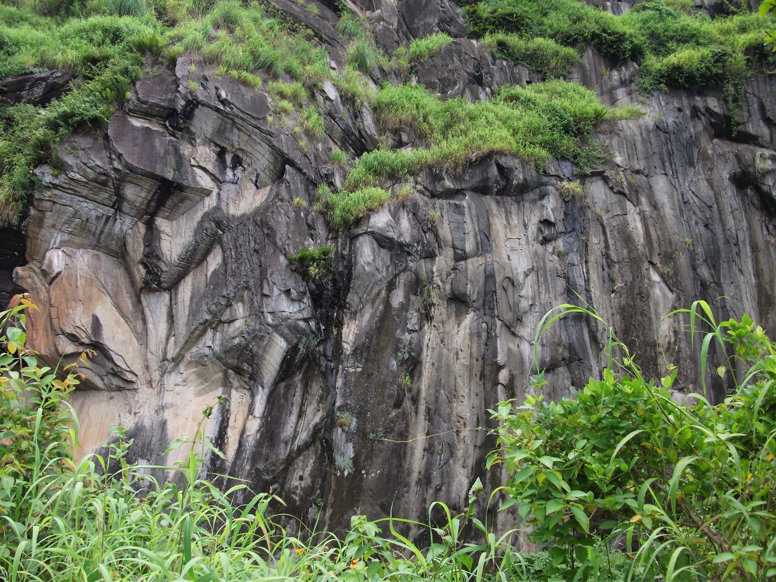 BATU LAWANG OBJEK WISATA TERSEMBUNYI YANG INDAH DAN EKSOTIS DI DESA ...