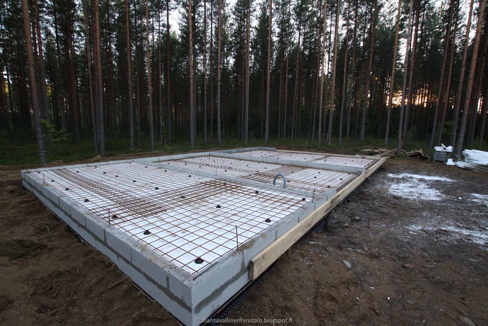 Ihan tavallinen hirsitalo: Perustukset valmistumassa