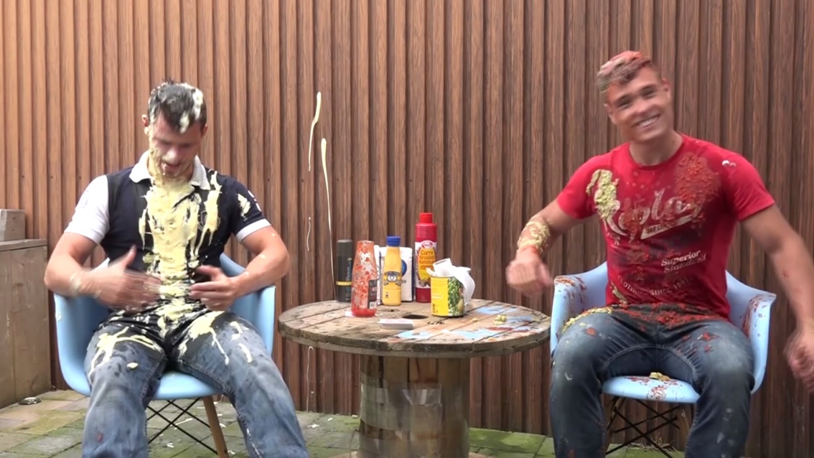 La galería del tío pringado: Pranksters pringados con comida en uno de ...