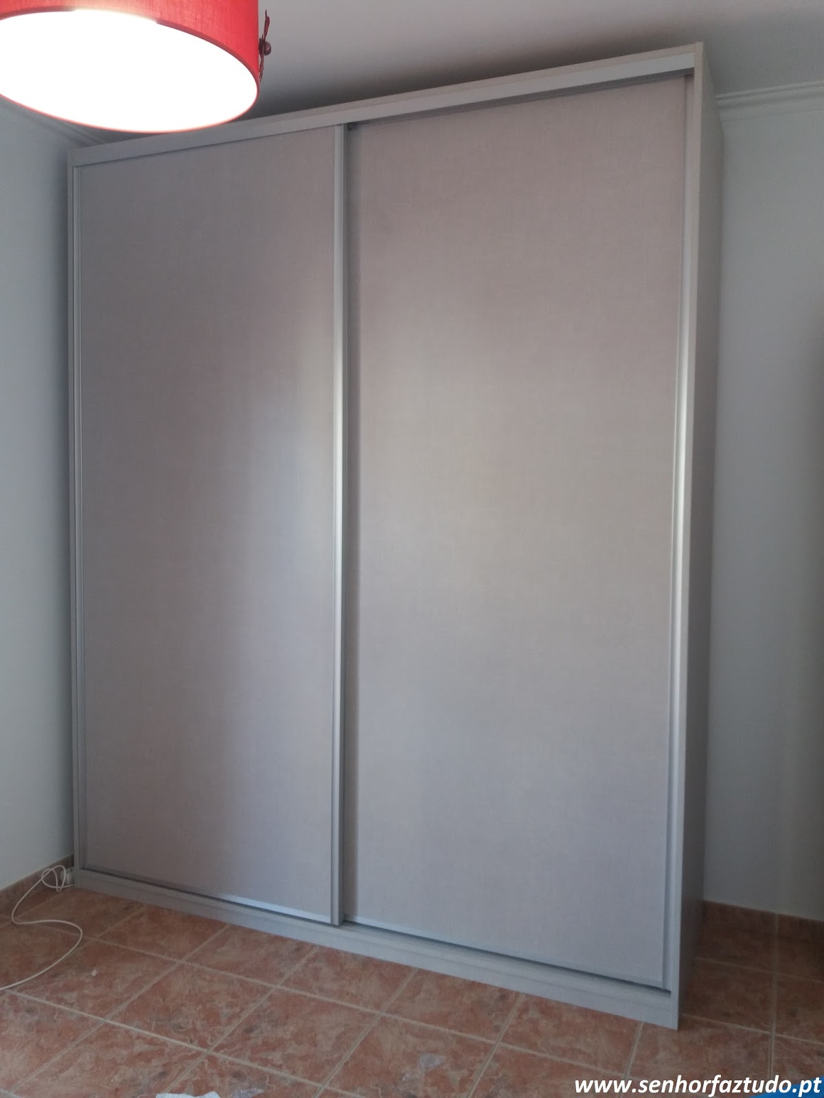 Montagem de um roupeiro Leroy Merlim