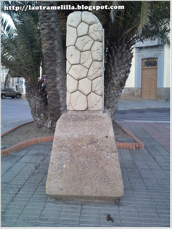 La OTRA Melilla: Dos monolitos en la Plaza de España