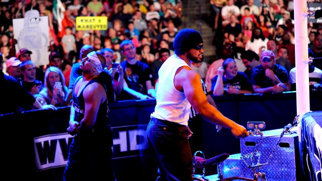 WWE In live!!!!: SIN CARA vs HUNICO