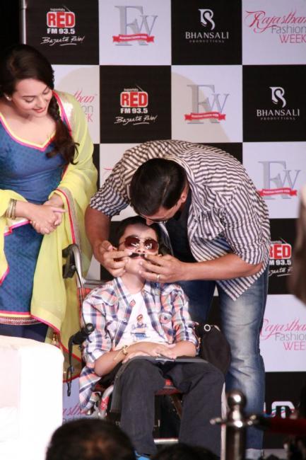Bollytter: Akshay Kumar & Sonakshi Sinha promote 'Rowdy Rathore' in Jaipur