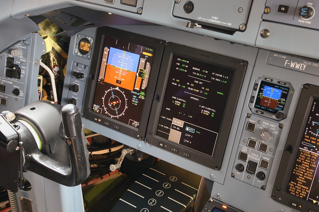LASERPILOTJET: NEW ATR-600 Glass Cockpit