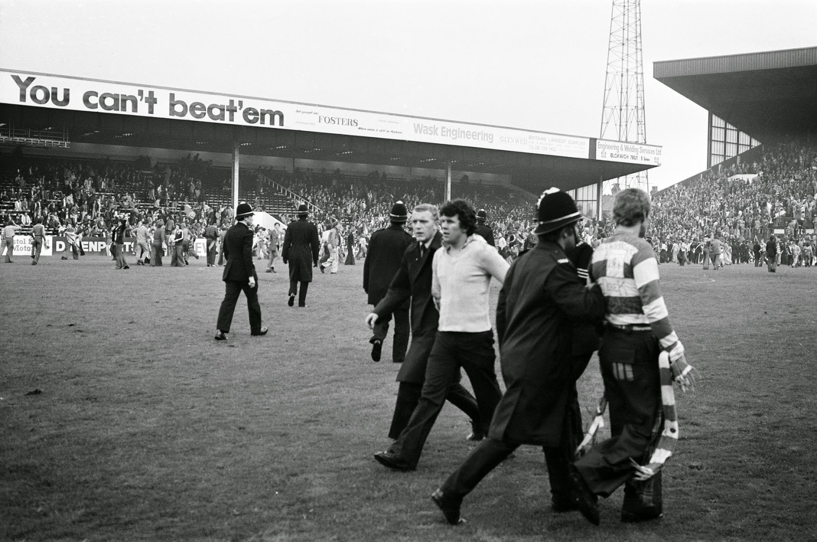Football Hooligan Pictures: SEVENTEEN PICTURES: Aston Villa v Rangers ...