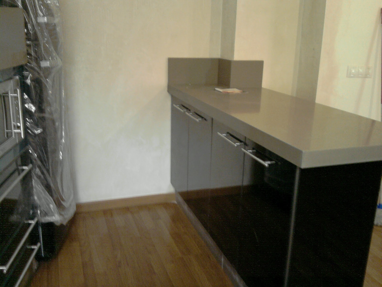 Sol, aire y madera, Cv en imágenes: Formica negra y Silestone gris