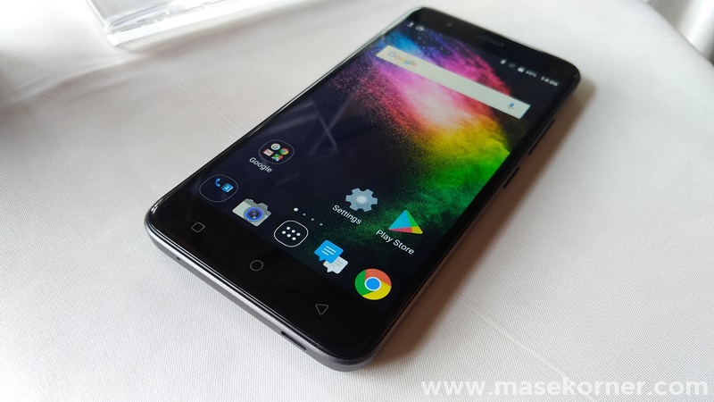 MaseKorner.com: Sharp R1, Smartphone Canggih Harga Funky