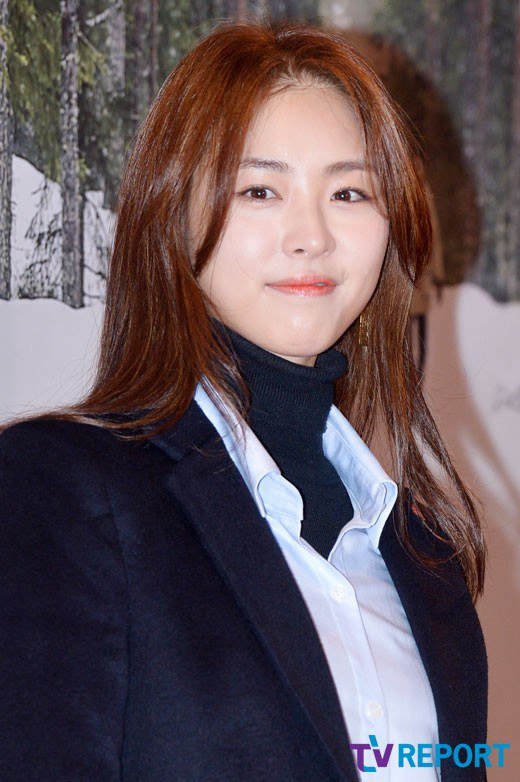 Lee Yeon Hee layers a turtle neck under her dress shirt in latest press ...