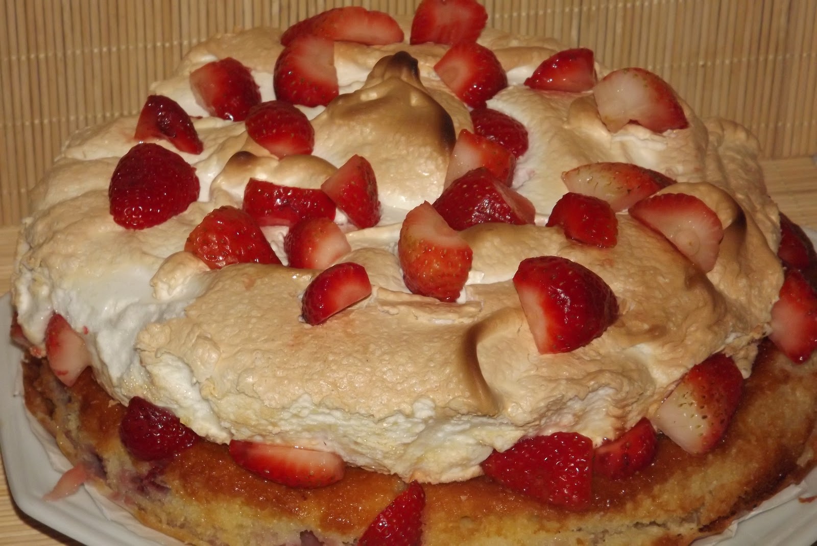 Eu tambem querooo: Bolo de morangos com suspiro