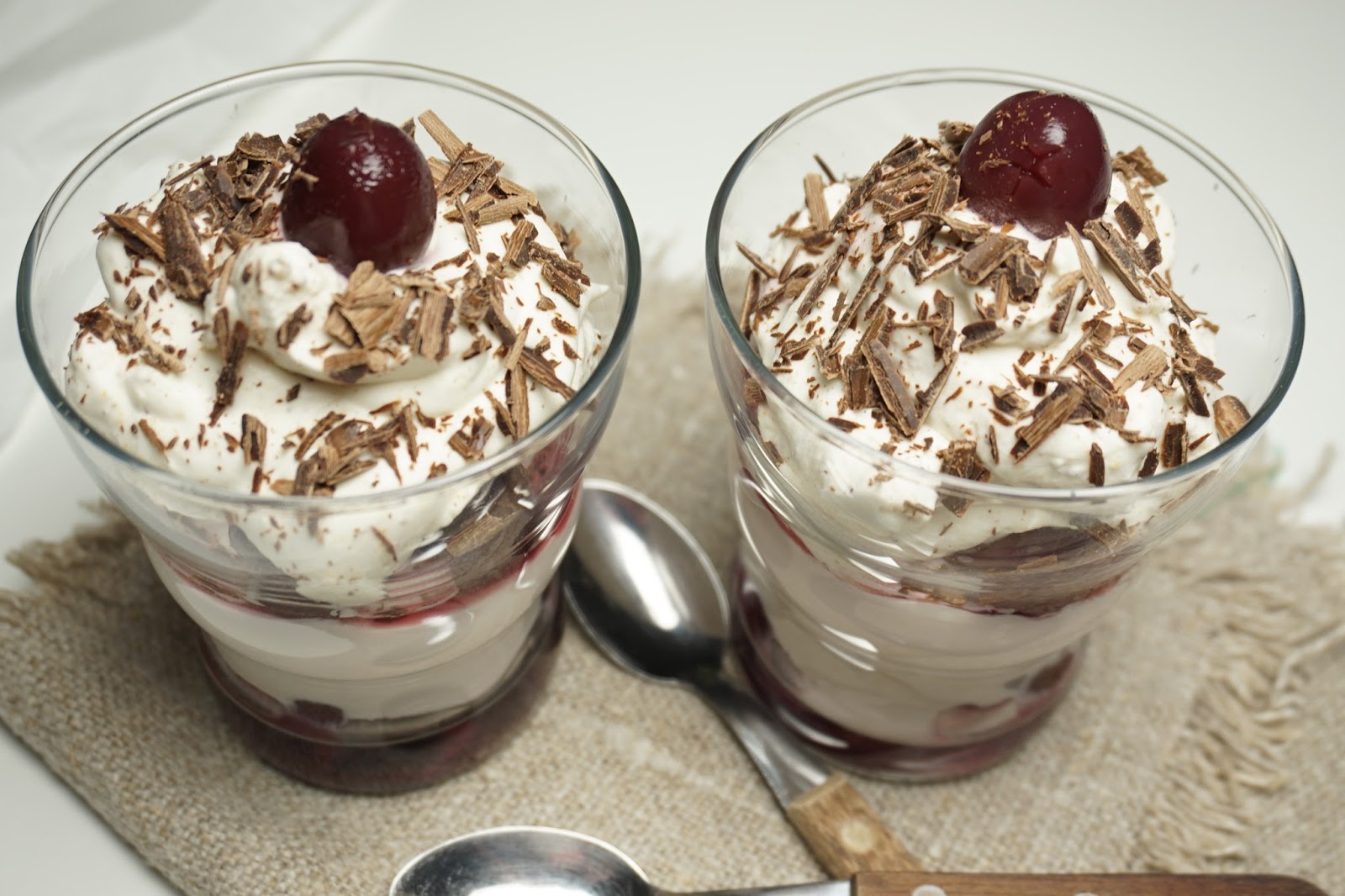 Kihiline toorjuustu magustoit kamavahu ja kirssidega