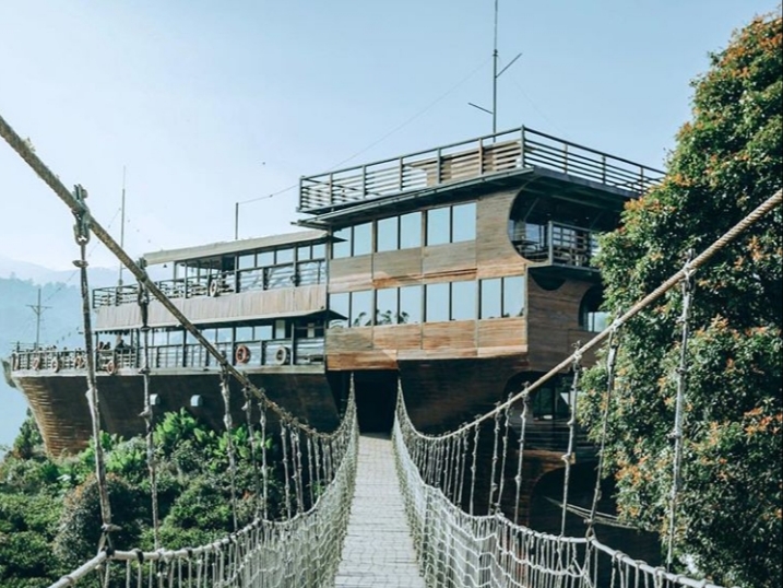 Pinisi Resto - Sensasi Ngopi di Tepi Danau - Megha Rachma