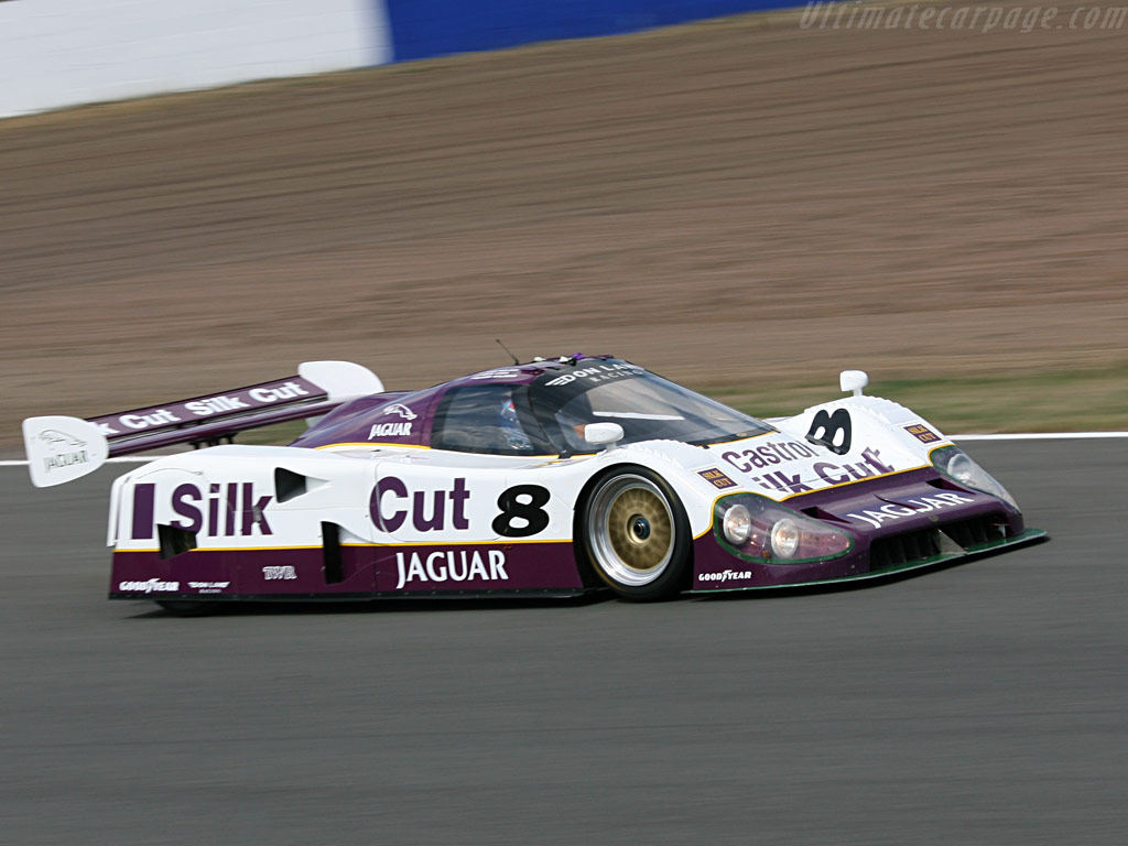 Car And Driver Grand Prix: Jaguar XJR-12: Un Jaguar que triunfa en Le Mans.
