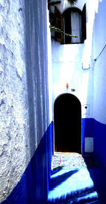 La acequia: El Raisuli en las murallas de Asilah, blanca y azul