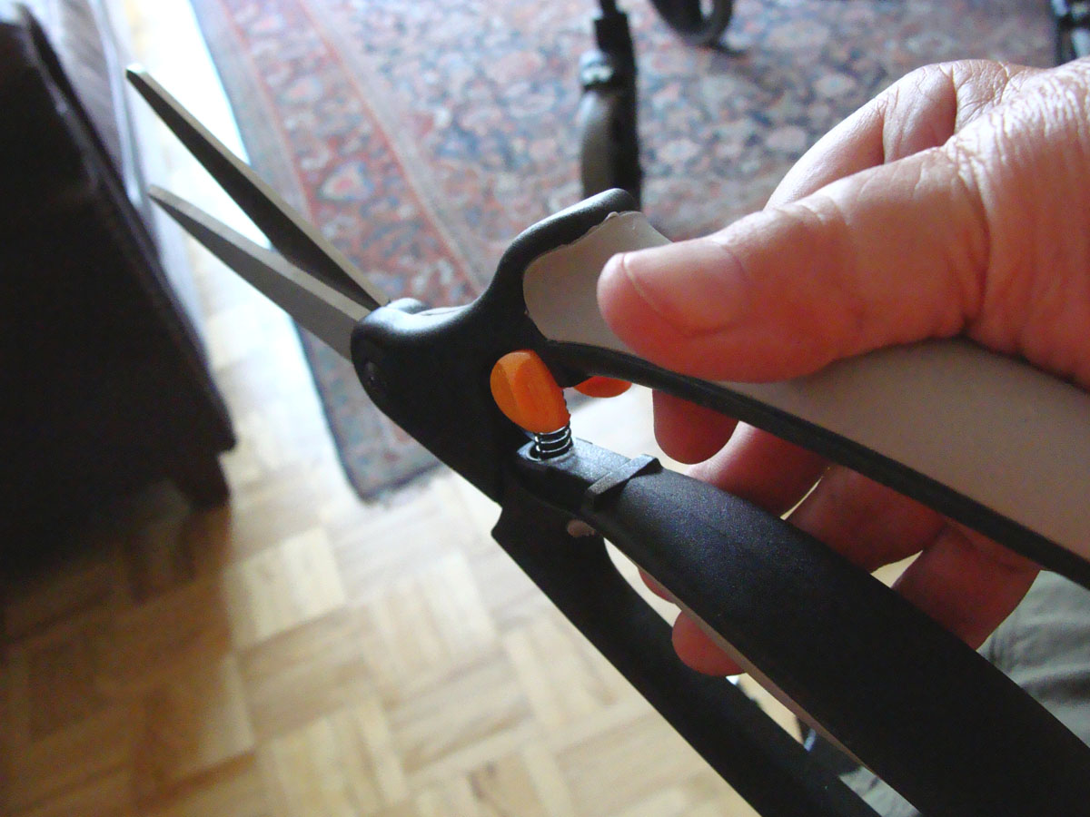 Ease Of Use Fiskars Titanium Easy Action Scissors ease-of-use-fiskars-titanium-easy-action-scissors