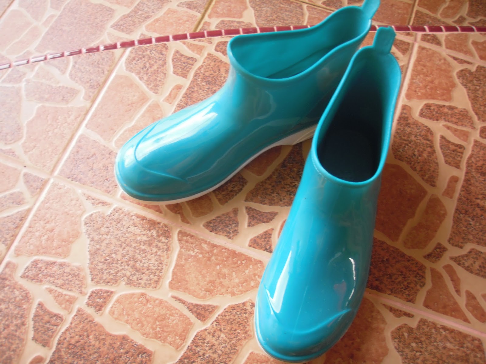 budak biasa .: kasut getah yang cantik