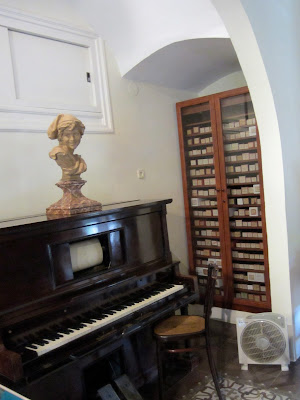 wacky tacky: Say Howdy to Gaudi!